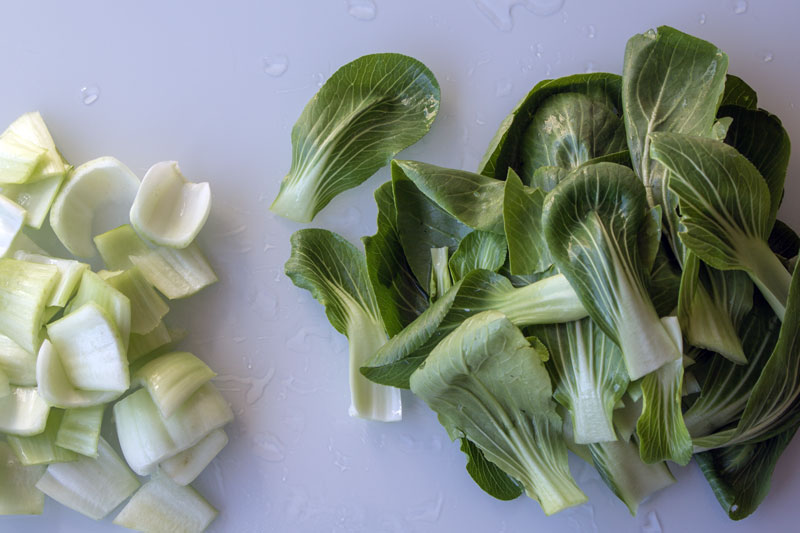 Chou pak choï à l'ail et tofu sauté aux cajous - Line Lisbonne et Cie