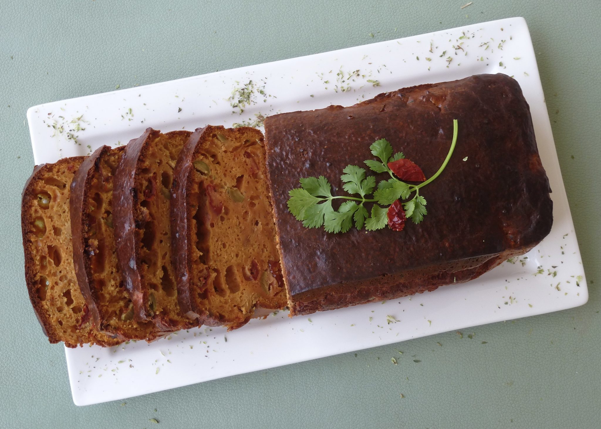 Cake au thon, aux olives et aux tomates séchées - Line Lisbonne et Cie
