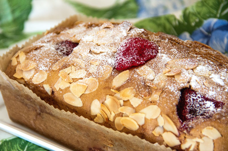 Cake très moelleux amandes et fraises - Line Lisbonne et Cie