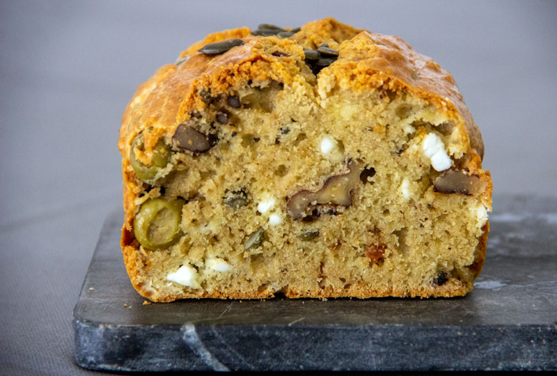 Cake moelleux aux noix, olives et fêta - Line Lisbonne et Cie