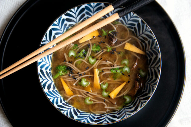 Bouillon de légumes et nouilles au Miso - Line Lisbonne et Cie